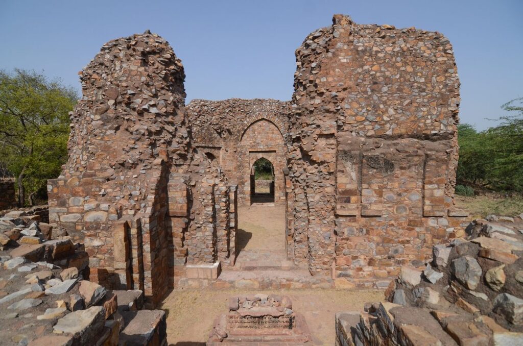Visita guiada al parque arqueológico de Mehrauli con VacationIndia.com ...