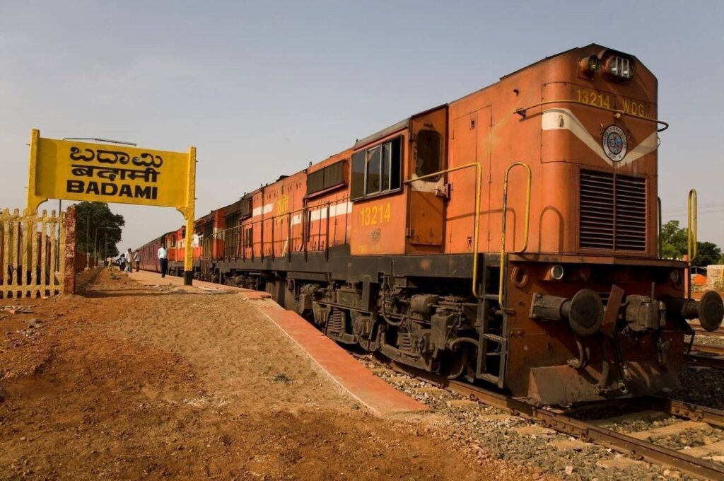 Fotoensayo Golden Chariot Train Pride of Karnataka - VacationIndia.com ...